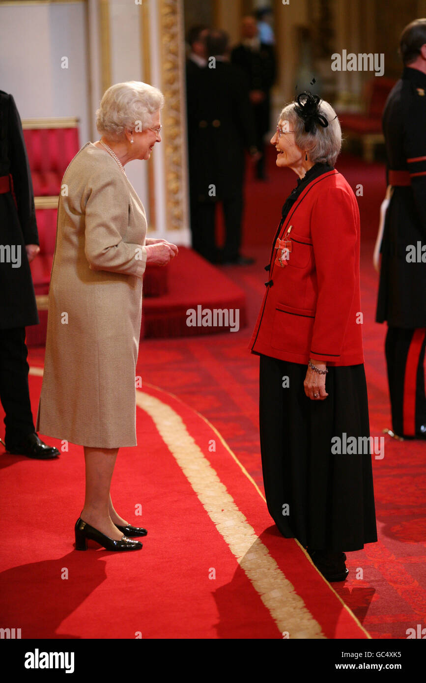 Mrs florence de boo made mbe queen buckingham palace hi-res stock ...