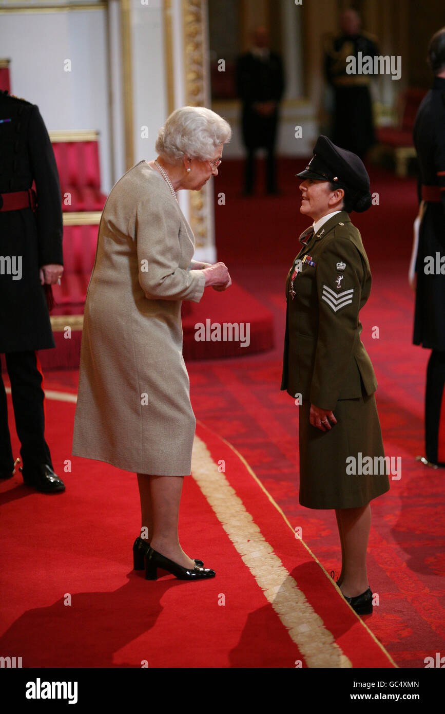 Royal corps signals made mbe queen buckingham palace hi-res stock ...