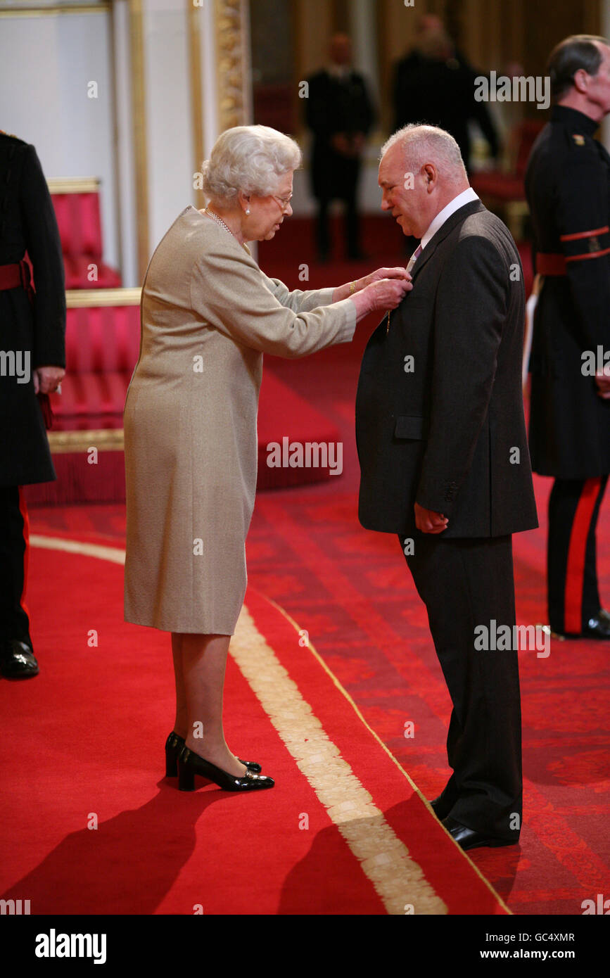 Mr leonard tyler chelmsford made obe by queen buckingham palace hi-res ...