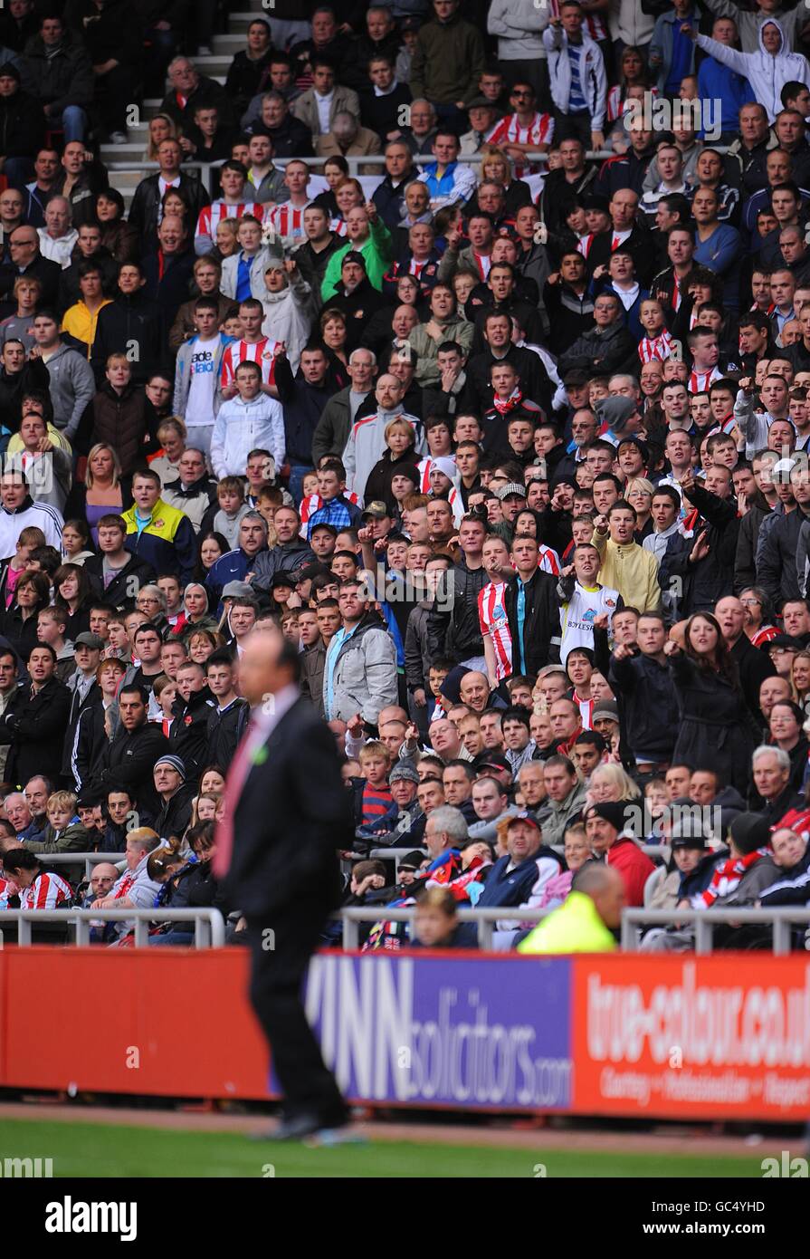 Football stadium fans touchline hi-res stock photography and images - Alamy