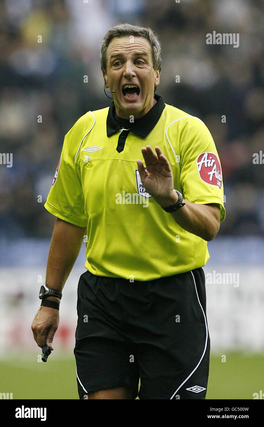 Referee alan wiley gestures hi-res stock photography and images - Alamy