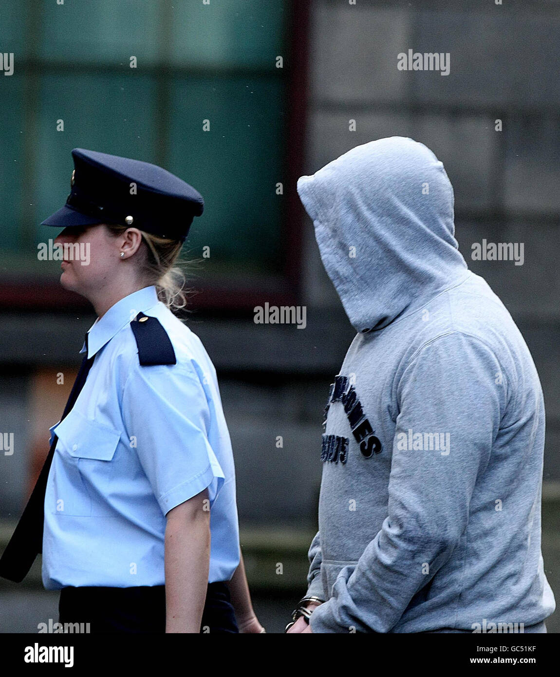 Murder suspect Stephen Cahoon covered up at court today where he stands ...