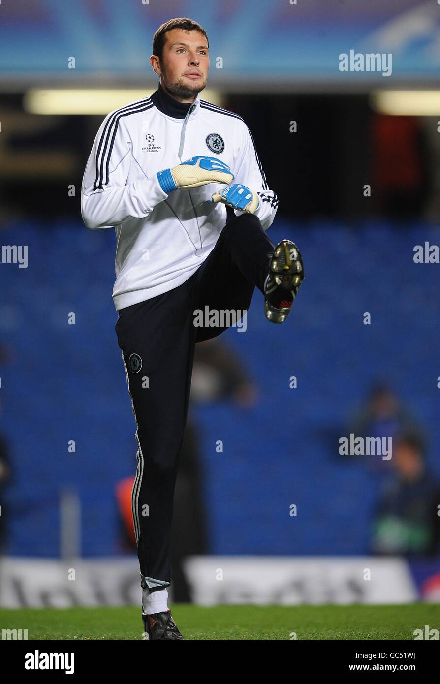 Chelsea goalkeeper Ross Turnbull warms up prior to kick off Stock Photo ...