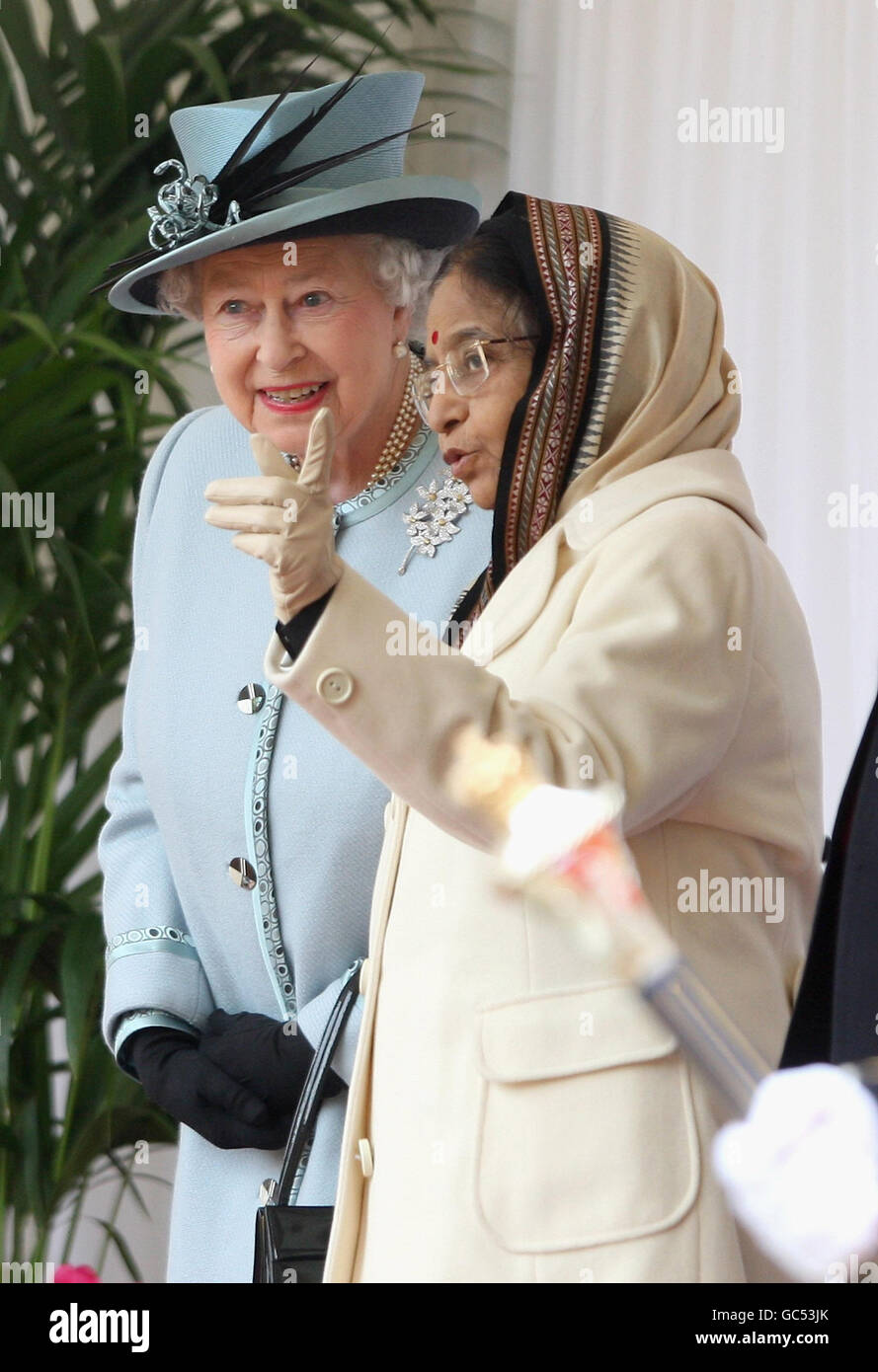 Britain's Queen Elizabeth II talks with President of the Republic of ...