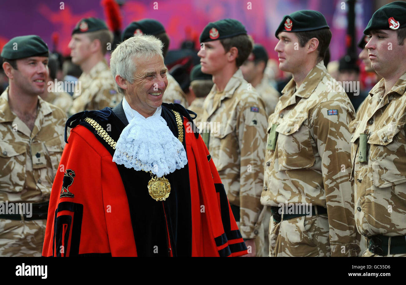Soldiers from the 2nd Battalion the Rifles (2 RIFLES) are inspected by ...