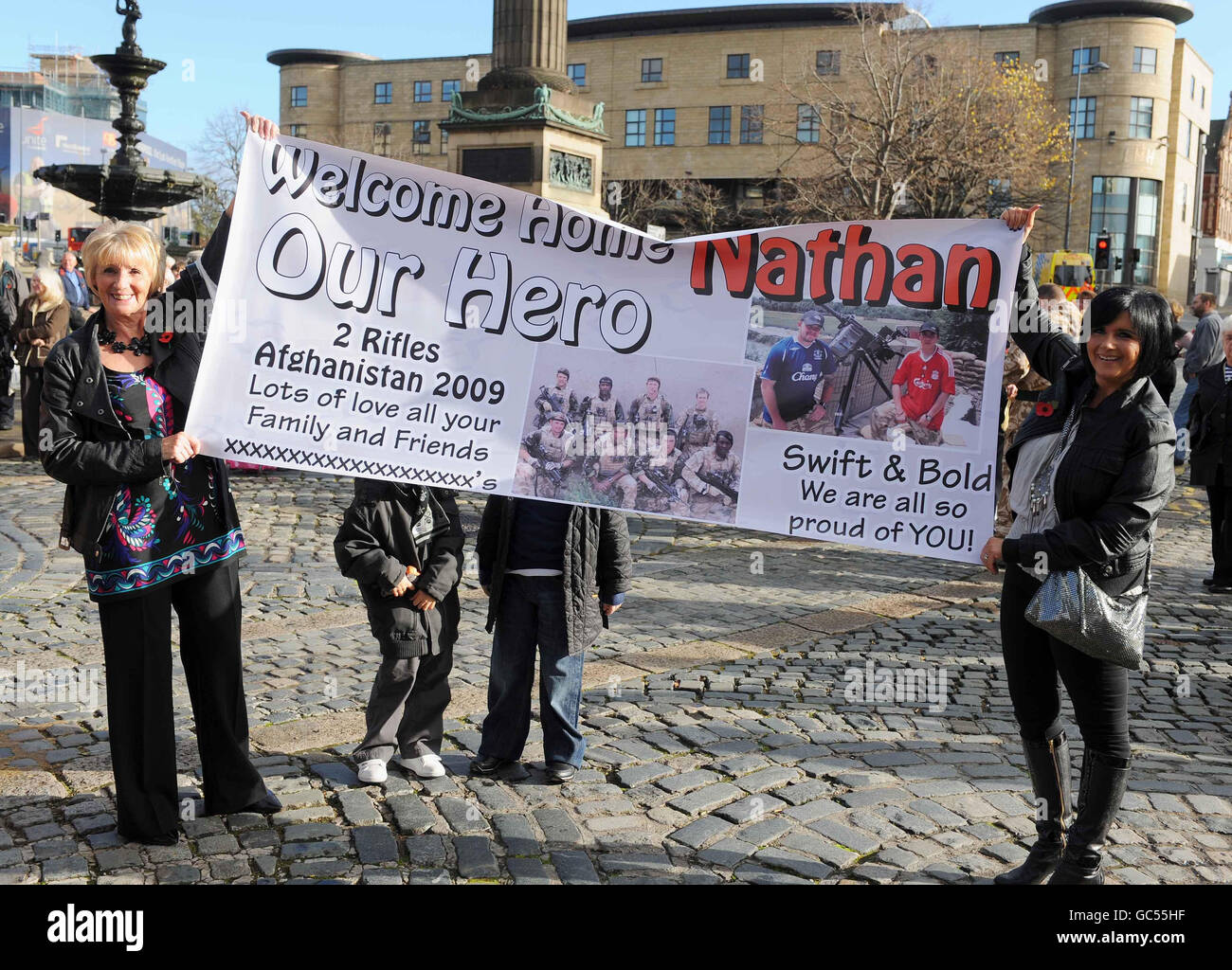 Welcome home british army parade hi-res stock photography and images ...