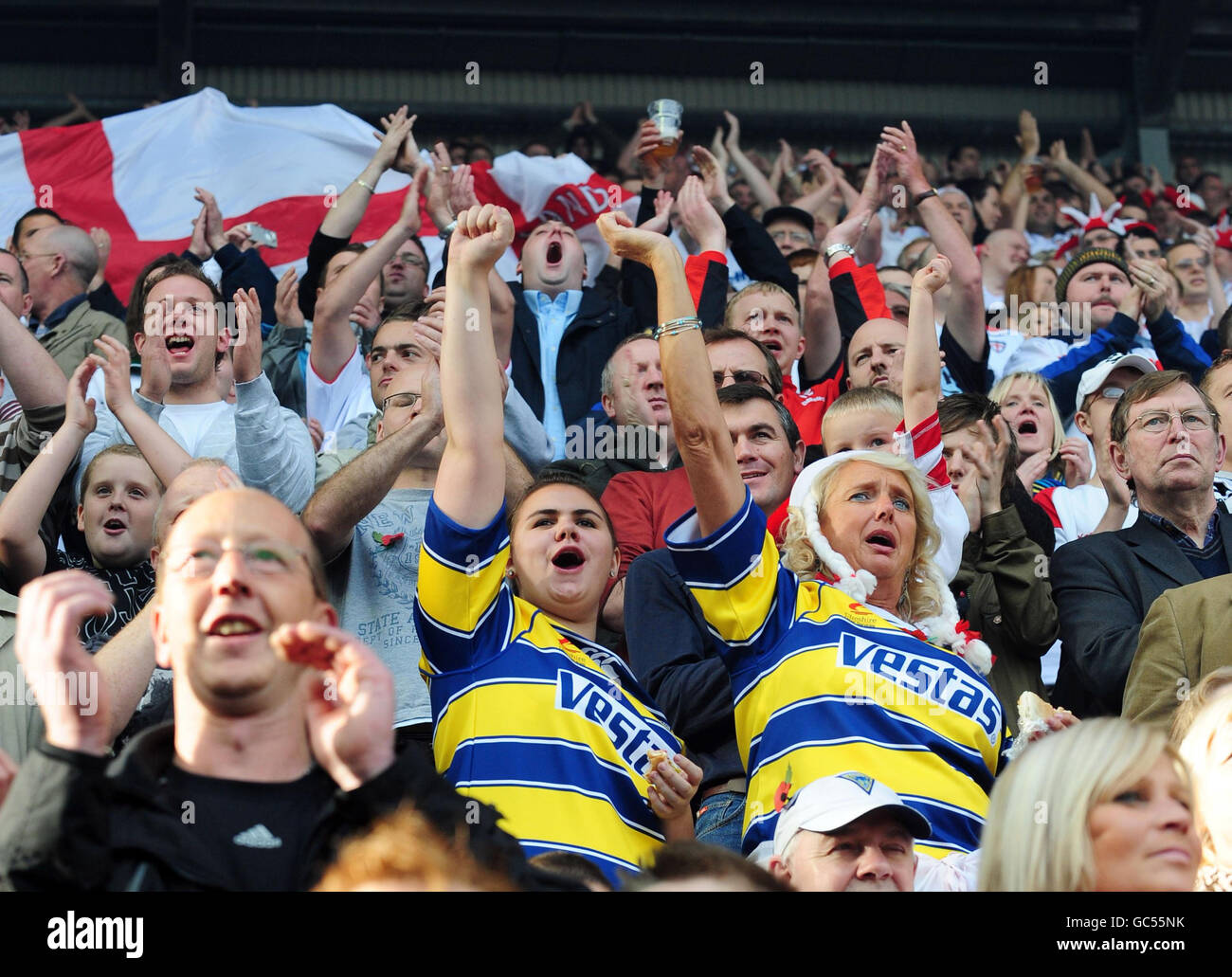 England rugby crowd supporters hi-res stock photography and images - Alamy