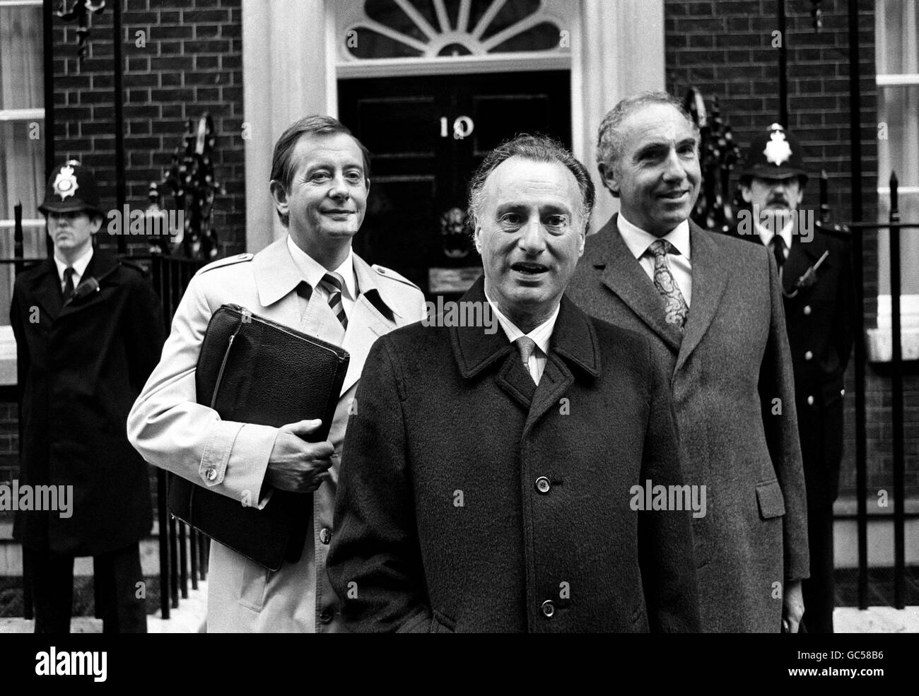 Paul eddington yes minister hi-res stock photography and images - Alamy