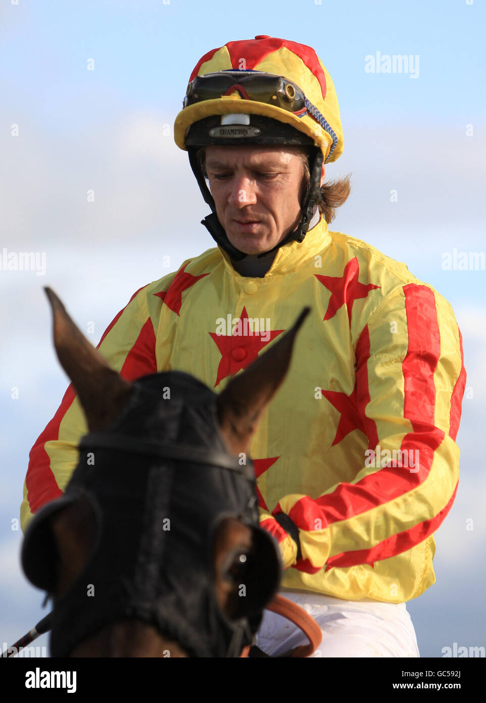 Horse racing towcester racecourse hi-res stock photography and images ...