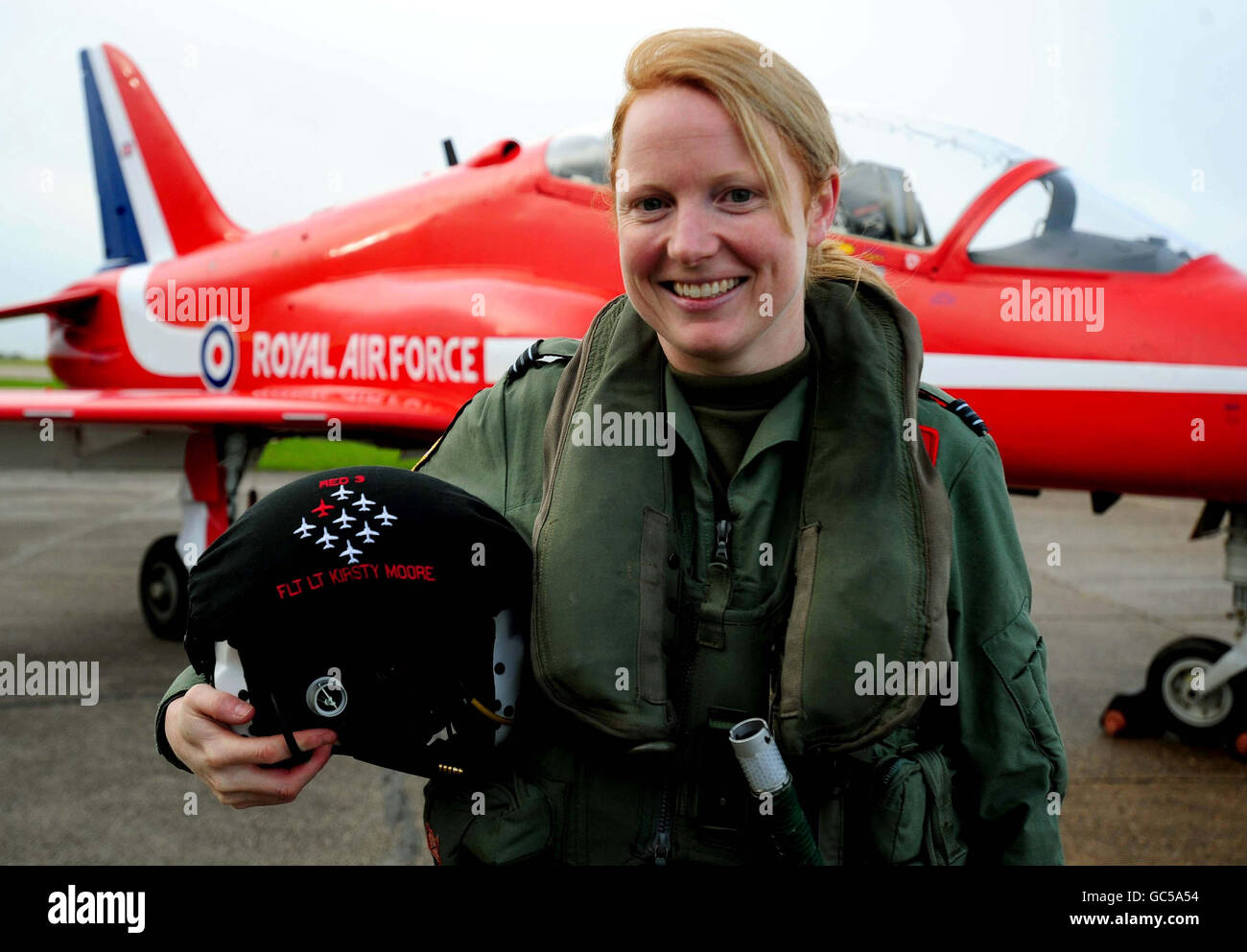 The first woman pilot to join the red arrows hi-res stock photography ...