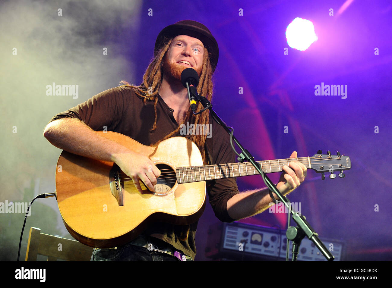 Showbiz newton faulkner hi-res stock photography and images - Alamy
