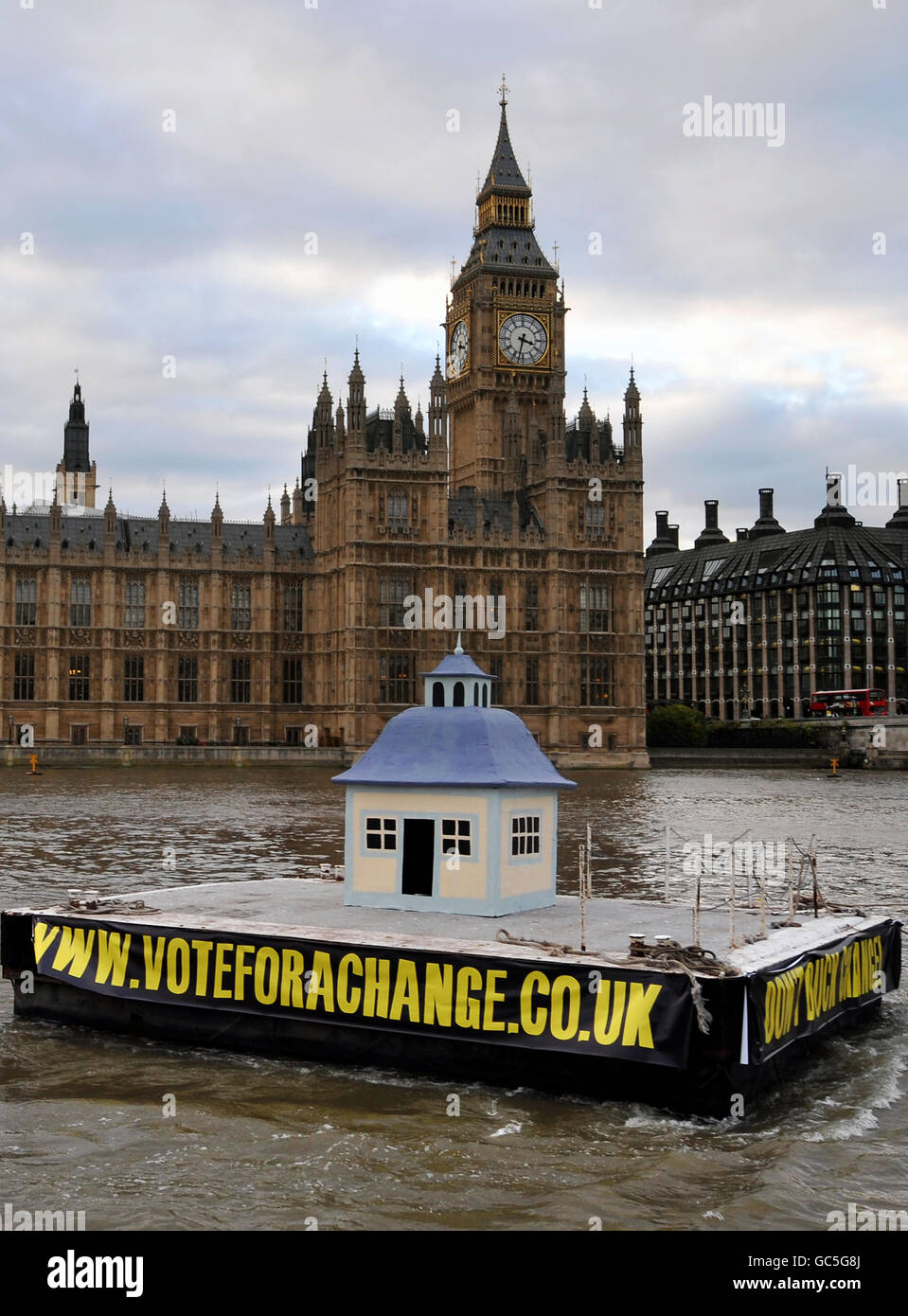 Wooden duck house hi-res stock photography and images - Alamy
