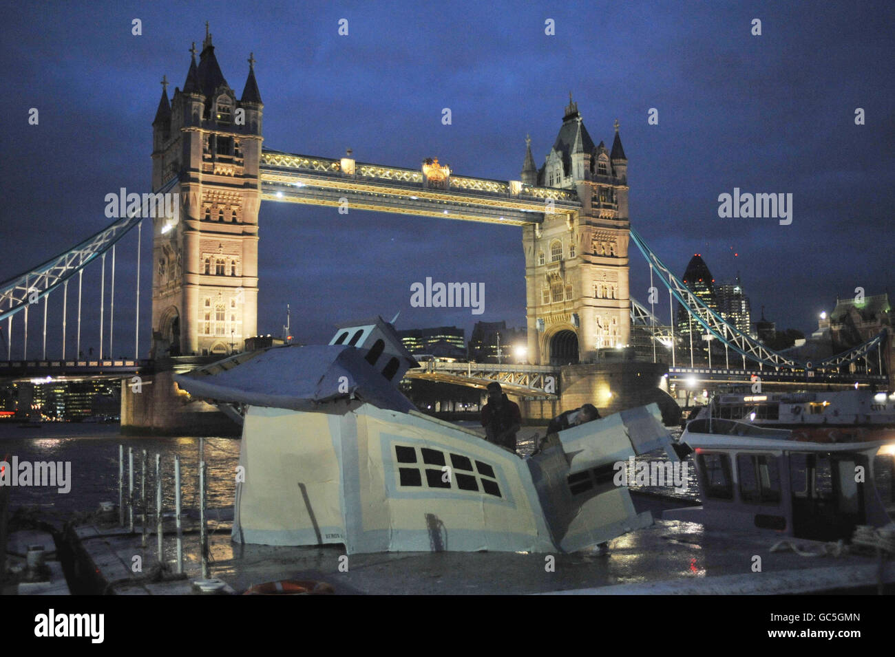 Wooden duck house hi-res stock photography and images - Alamy