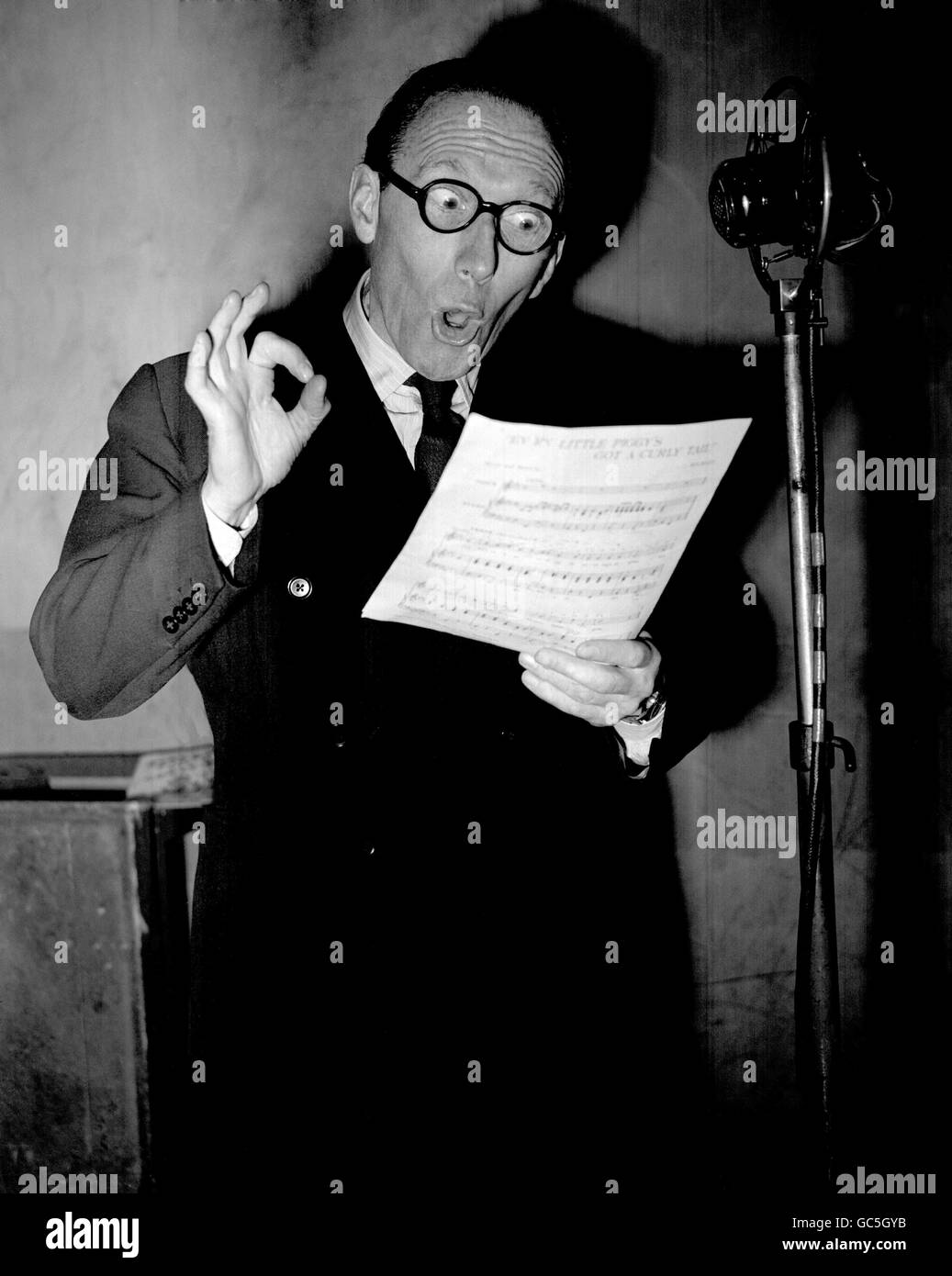 Arthur askey hi-res stock photography and images - Alamy