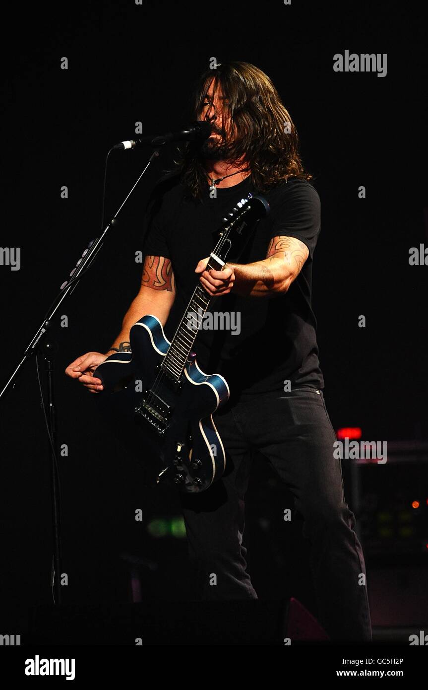 Top half dave grohl hi-res stock photography and images - Alamy