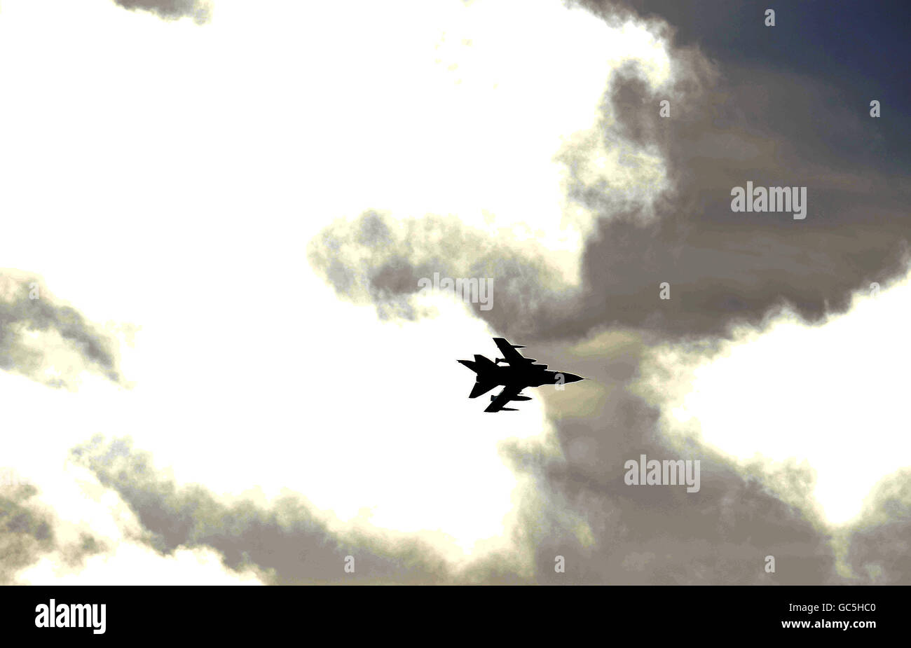 Harrier jet flying low hi-res stock photography and images - Alamy