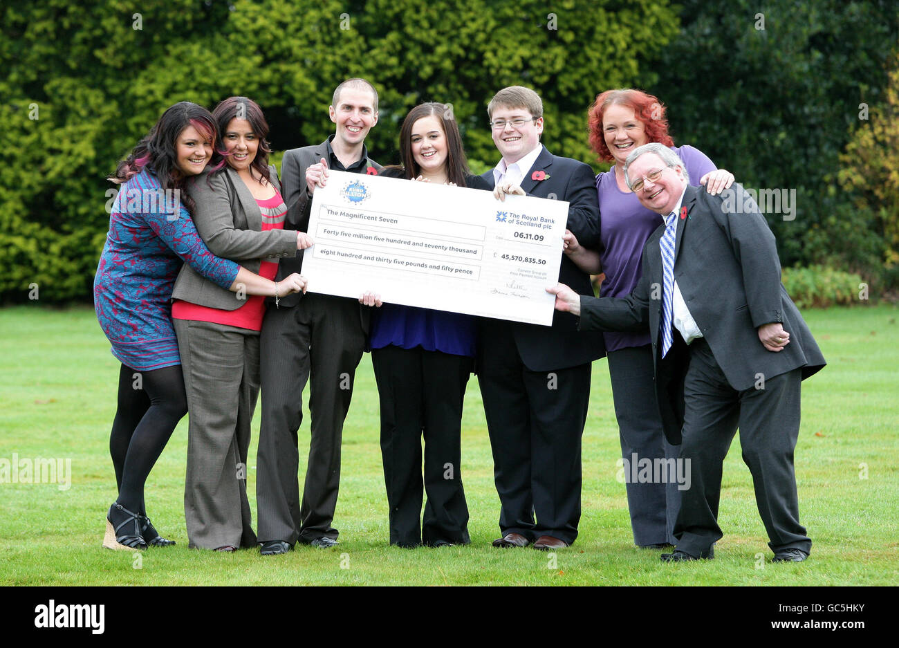 Oversized cheque hi-res stock photography and images - Alamy