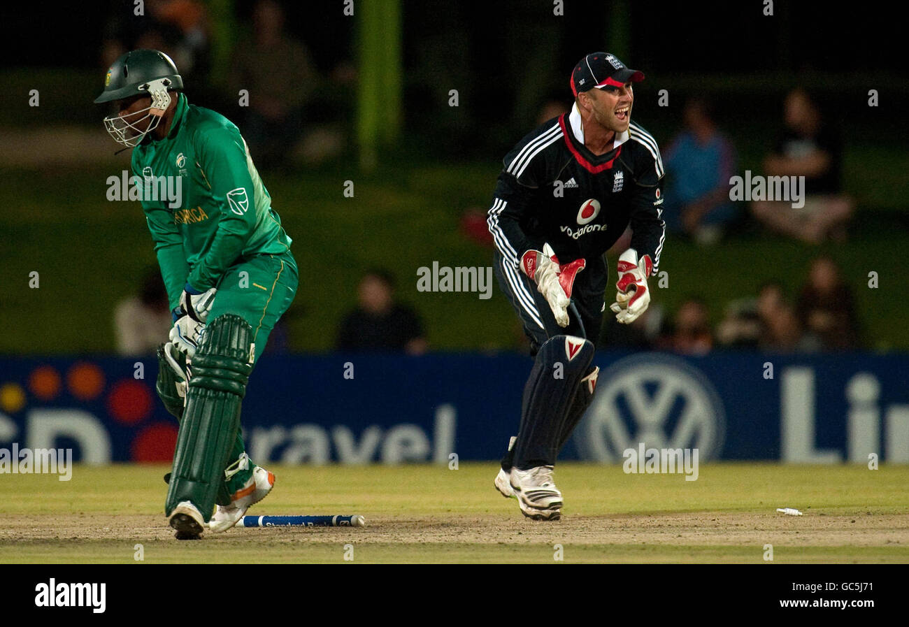 Wicket keeper celebrates stumping hi-res stock photography and images ...