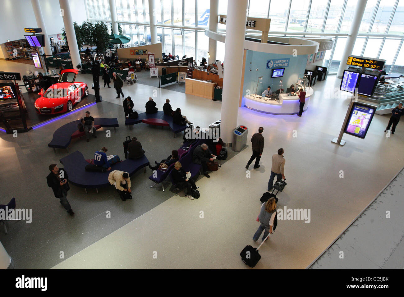 Terminal 1 manchester airport hi-res stock photography and images - Alamy
