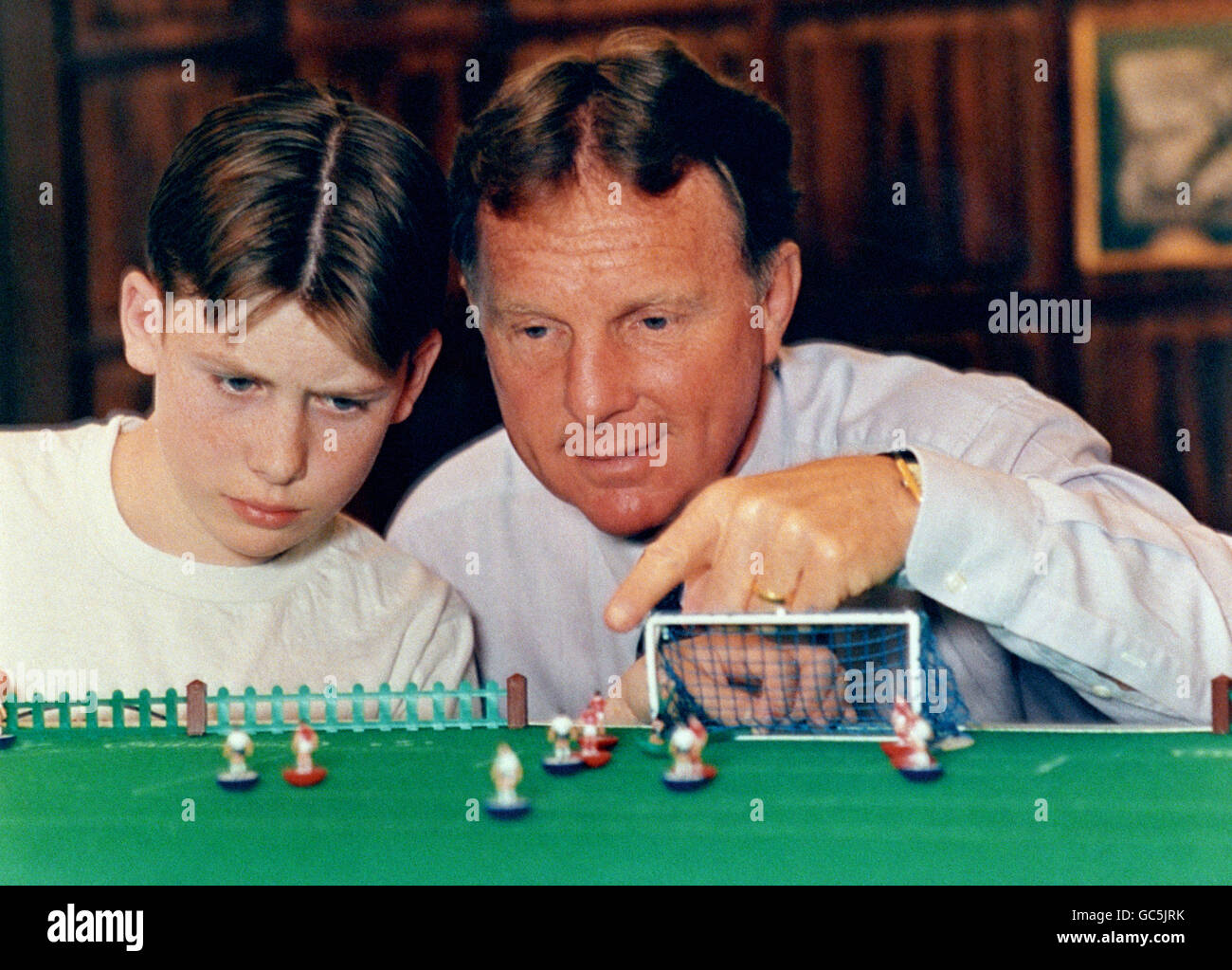 Bobby moore 1966 world cup hi-res stock photography and images - Alamy