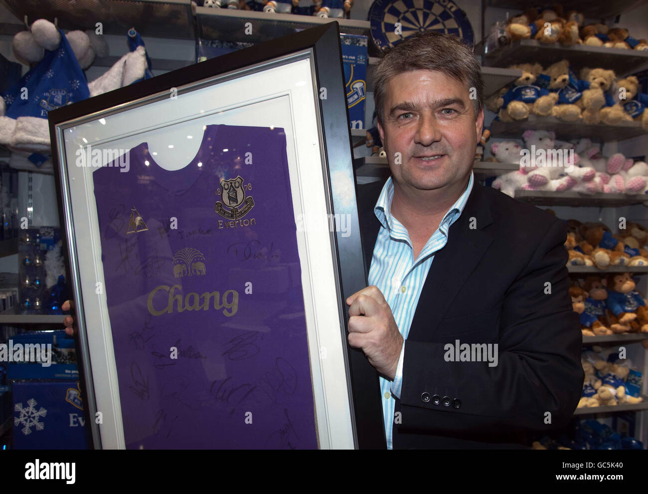 Ian Snodin with the signed shirt that has been won by fan Nicki Brown ...