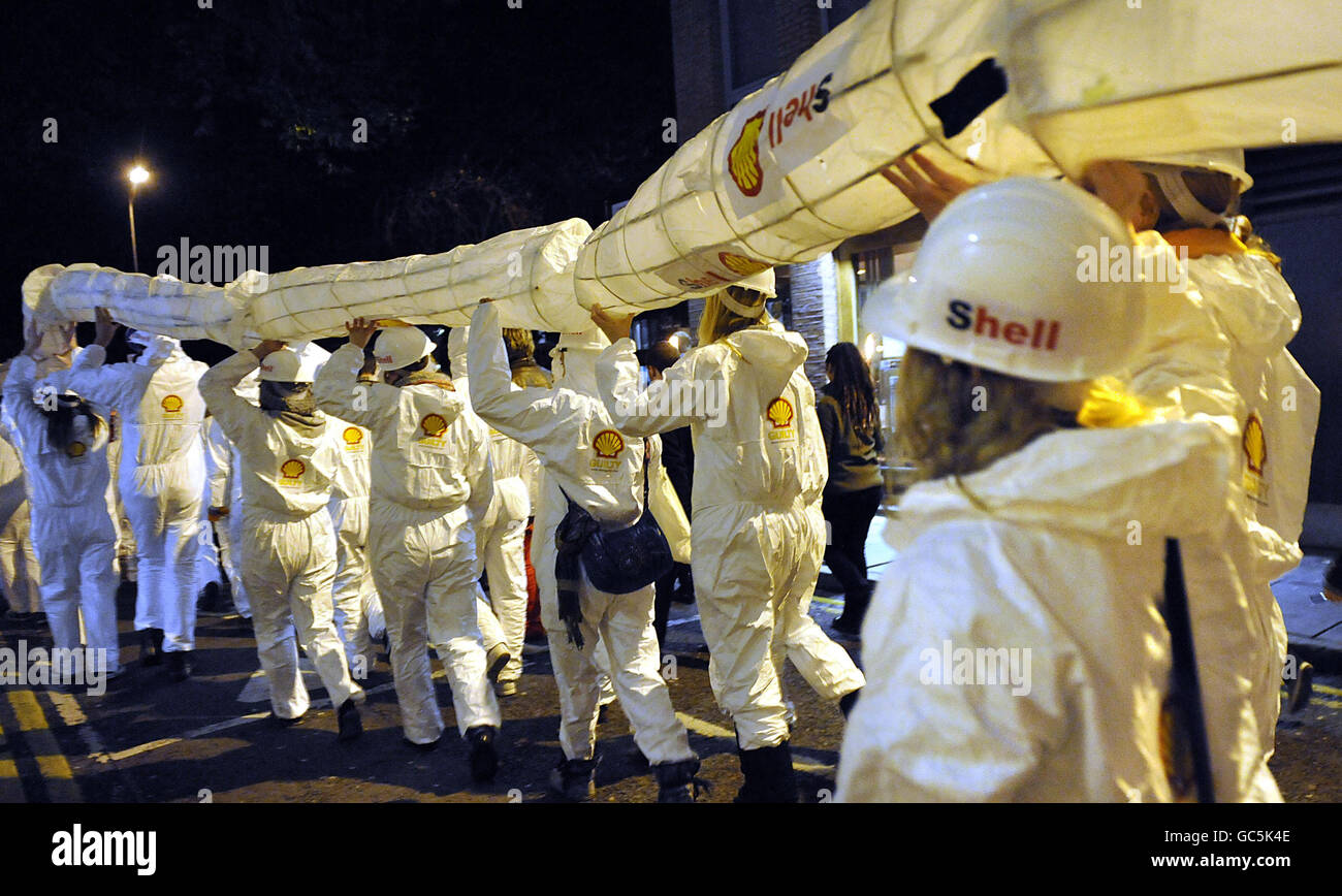 Amnesty International Shell protest Stock Photo - Alamy