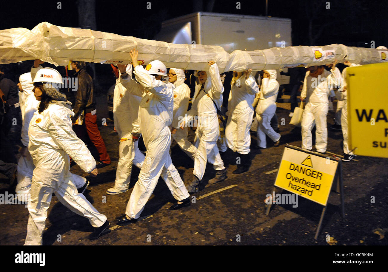 Amnesty International Shell protest Stock Photo - Alamy