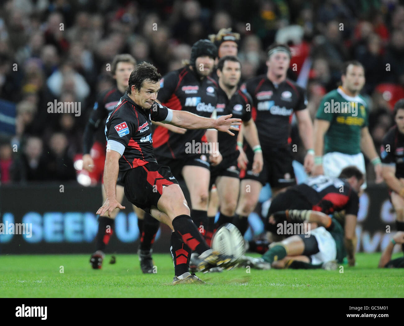 Saracens' Derick Hougaard kicks a drop goal to beat South Africa 24-23 ...