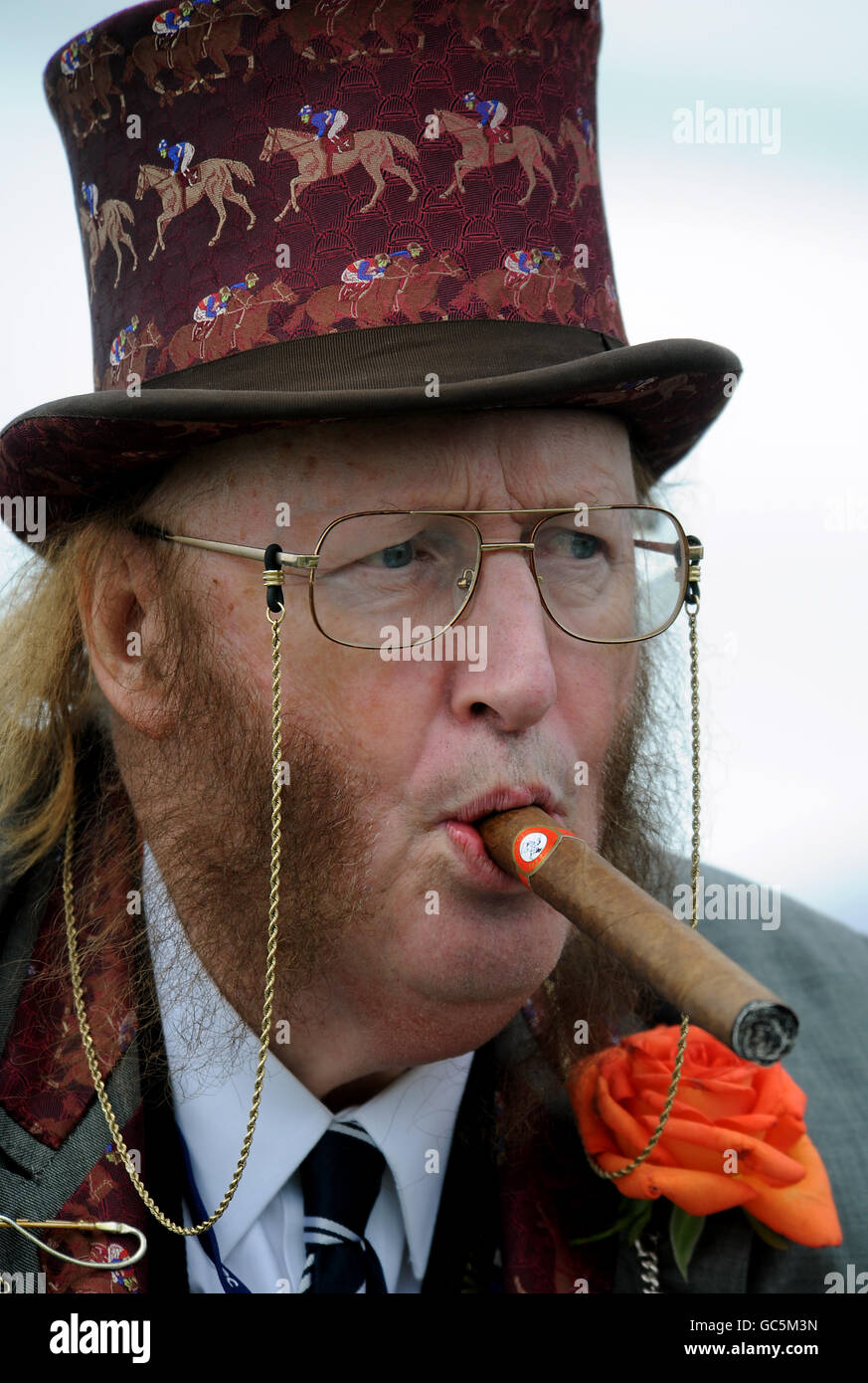 Tv racing pundit john mccririck hi-res stock photography and images - Alamy