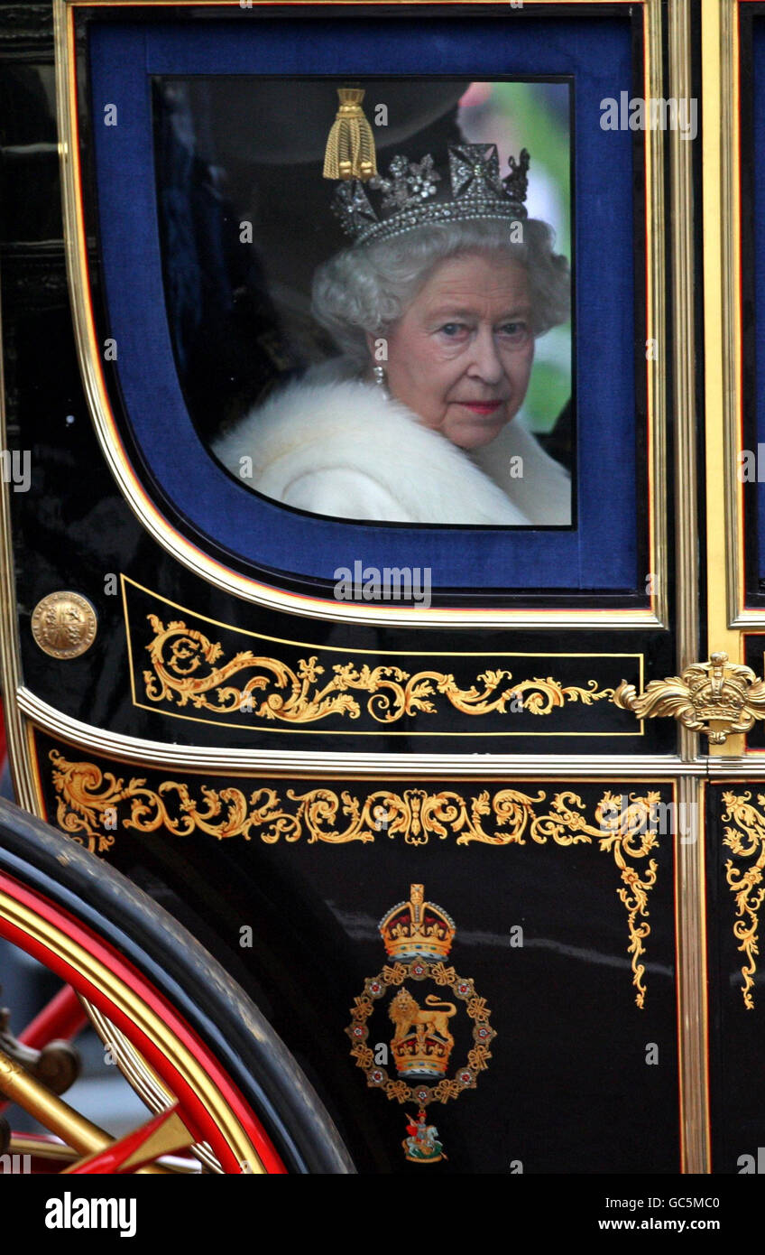 Queen elizabeth ii arrives state opening parliament in central london ...