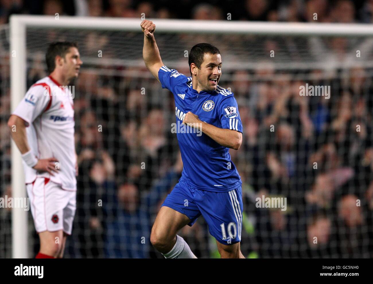 Chelseas joe cole celebrates scoring his sides fourth goal hi-res stock ...