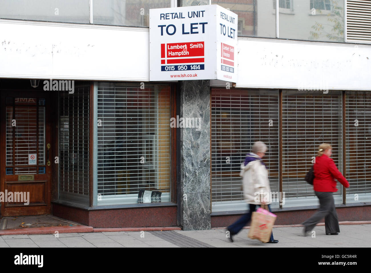 Retail Stock. Pedestrians walk past an empty shop unit Stock Photo - Alamy Retail Stock. Pedestrians walk past an empty shop unit Stock Photo - Alamy