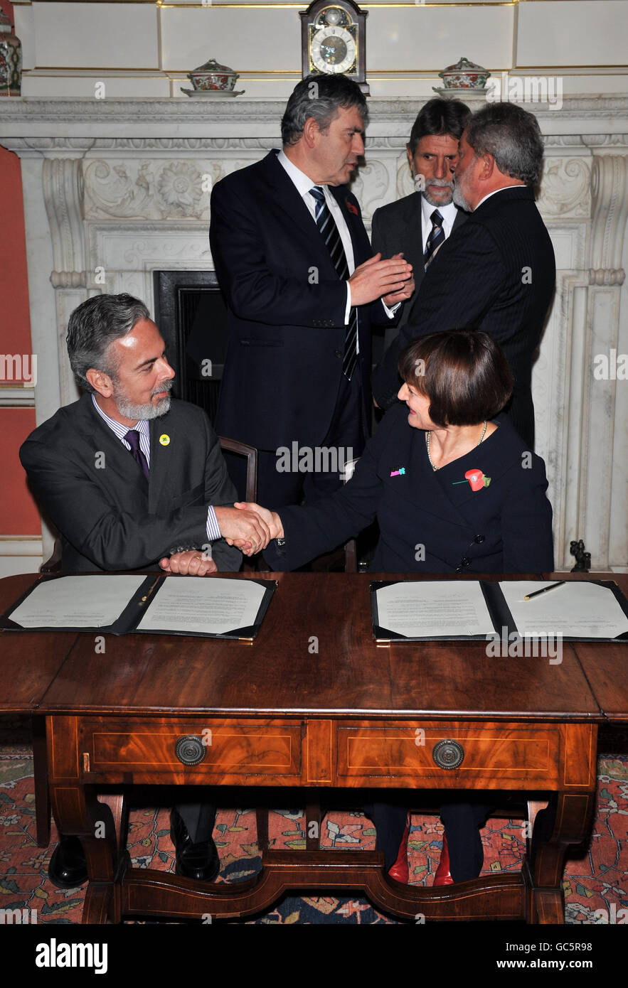 Prime minister signing document hi-res stock photography and images - Alamy