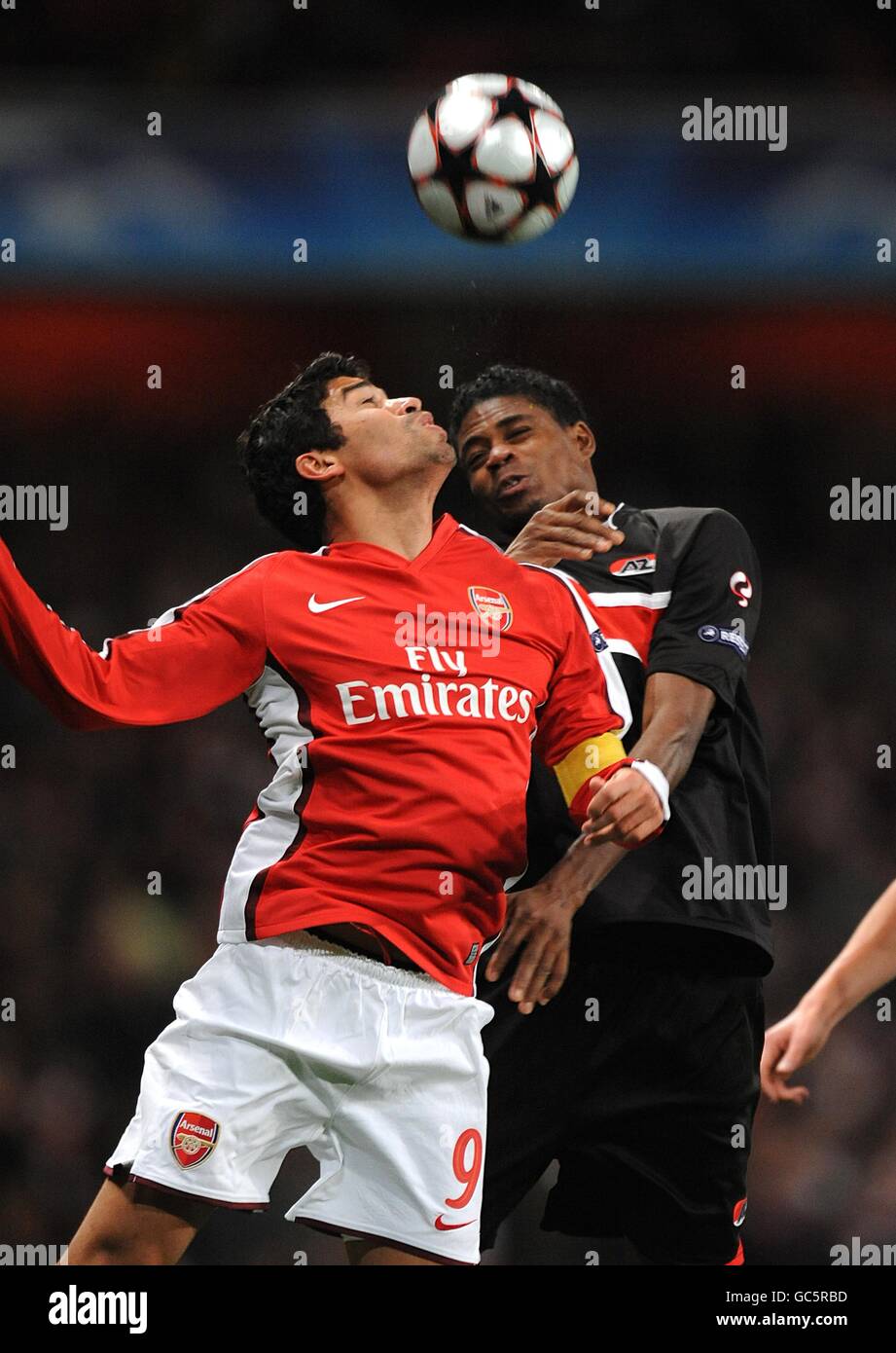 Arsenal's Da Silva Eduardo (left) and AZ Alkmaar's Kew Jaliens battle ...