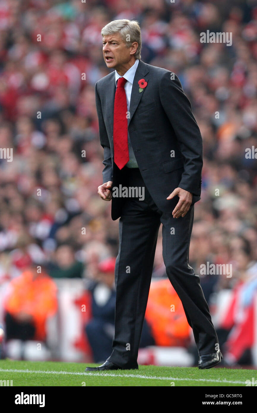 Arsenal manager Arsene Wenger reacts on the touch line Stock Photo - Alamy