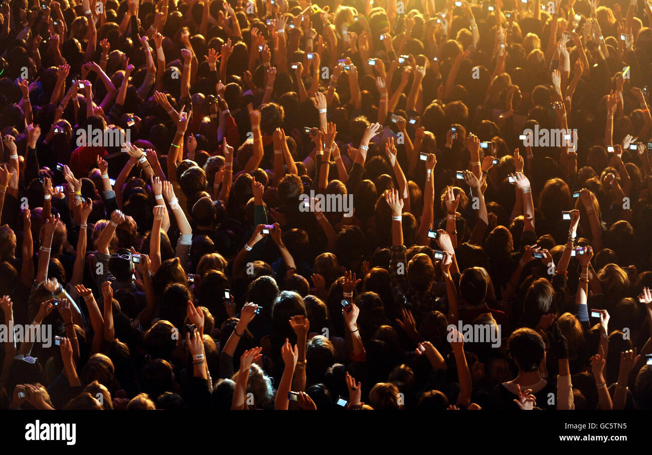 Hammersmith apollo crowd hi-res stock photography and images - Alamy