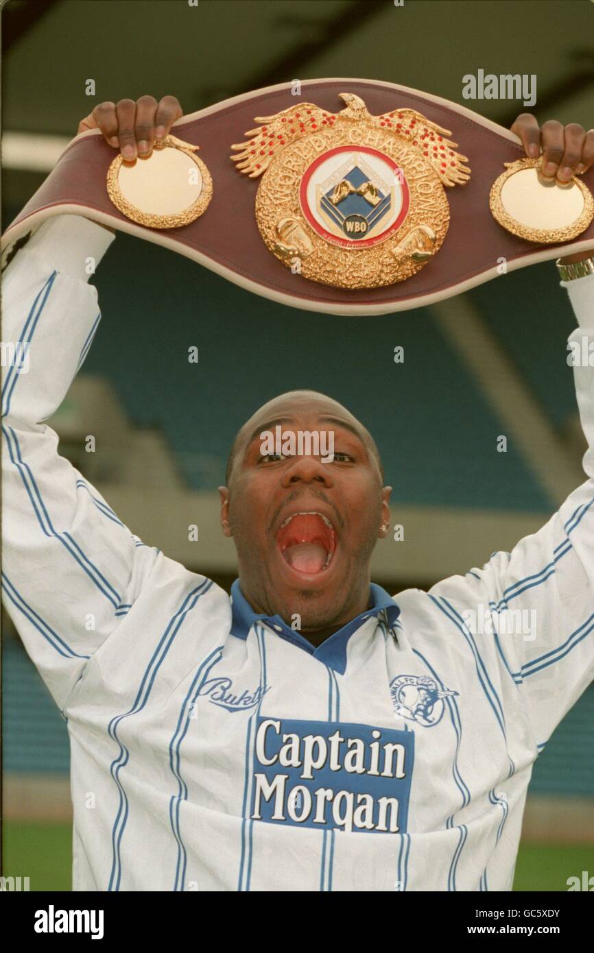 WBO HEAVYWEIGHT BOXING CHAMPION MICHAEL BENTT WITH THE WBO BELT Stock Photo - Alamy