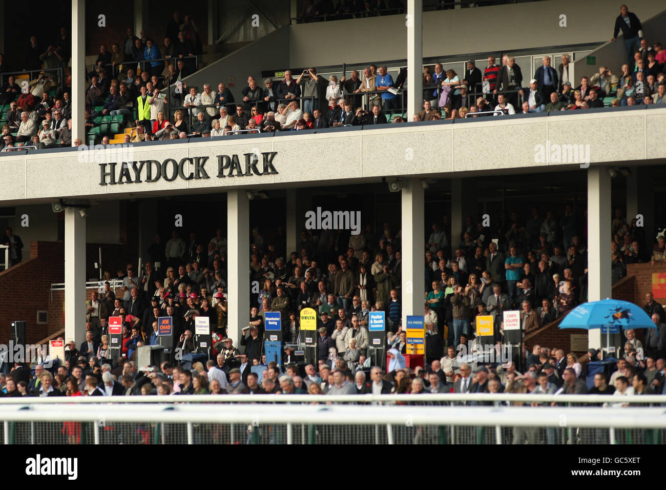 Haydock racecourse grandstand hi-res stock photography and images - Alamy
