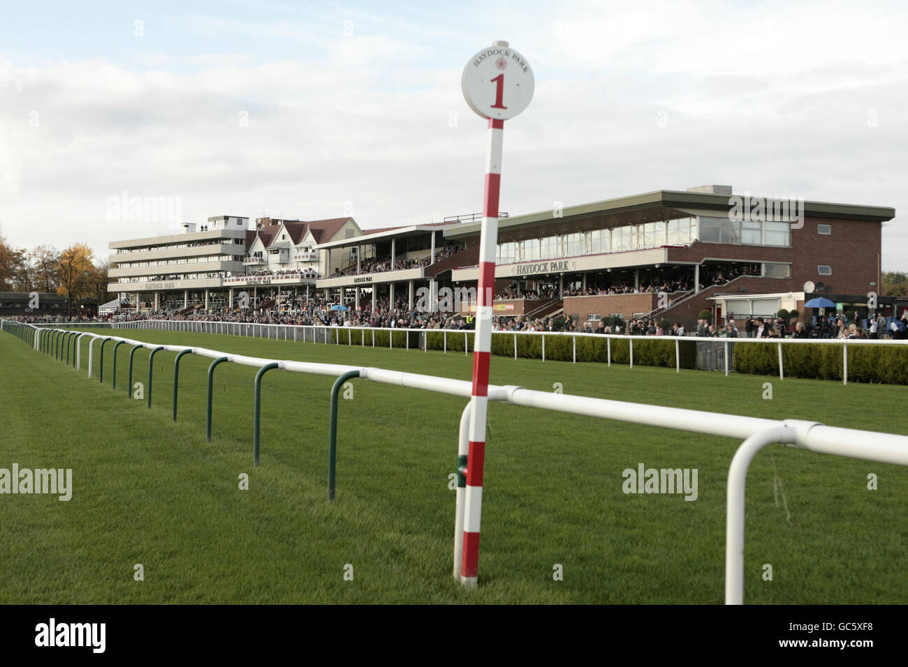 Haydock racecourse grandstand hi-res stock photography and images - Alamy