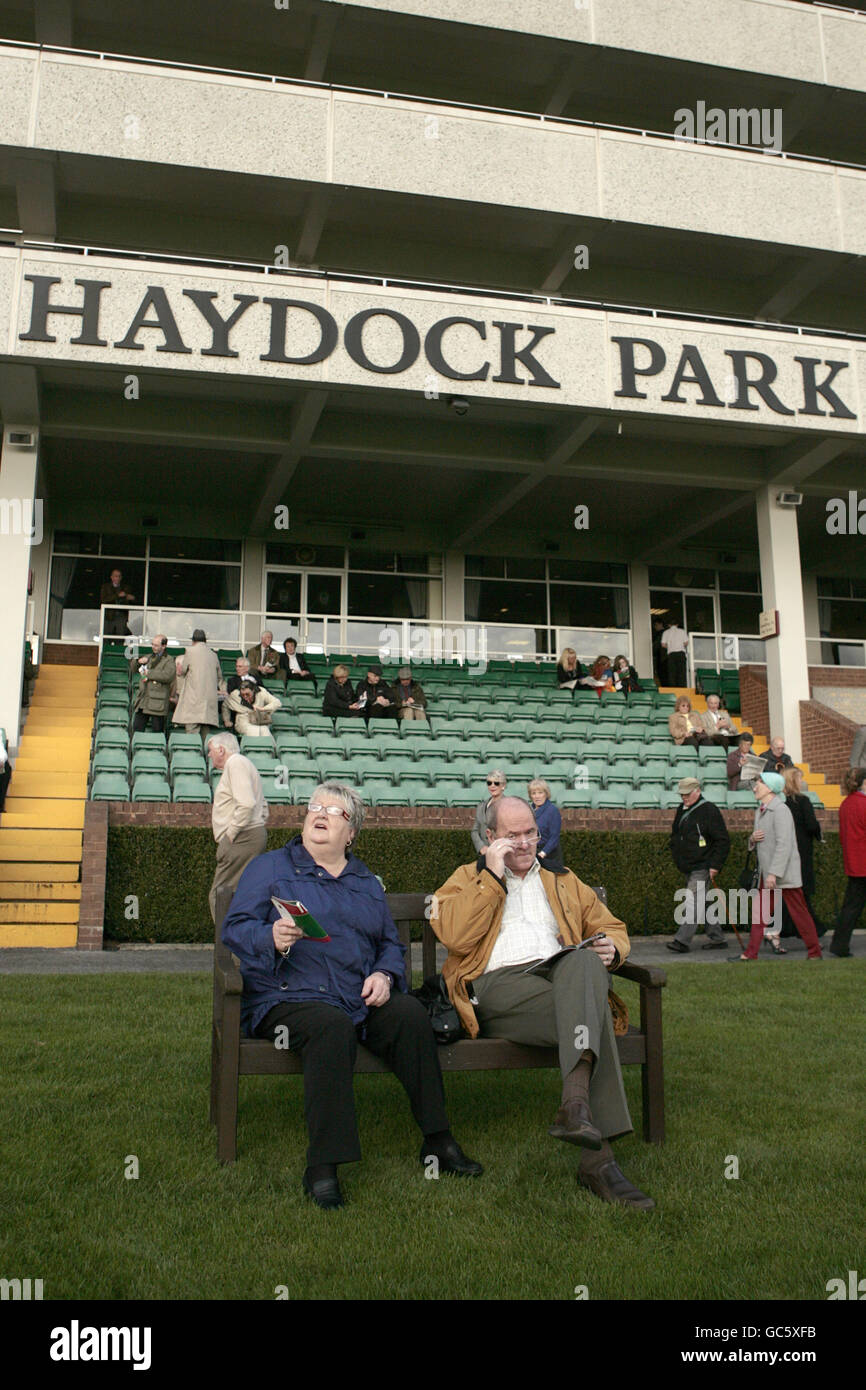 Haydock racecourse grandstand hi-res stock photography and images - Alamy