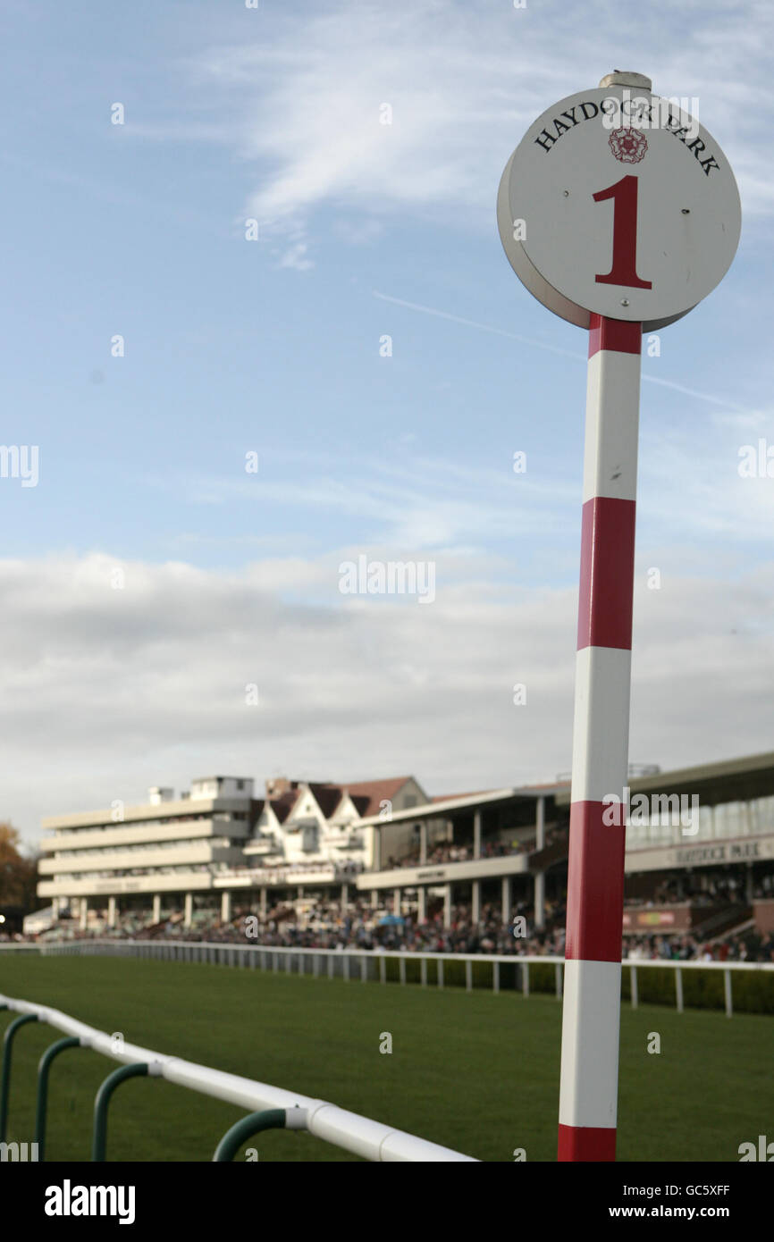 Haydock racecourse grandstand hi-res stock photography and images - Alamy