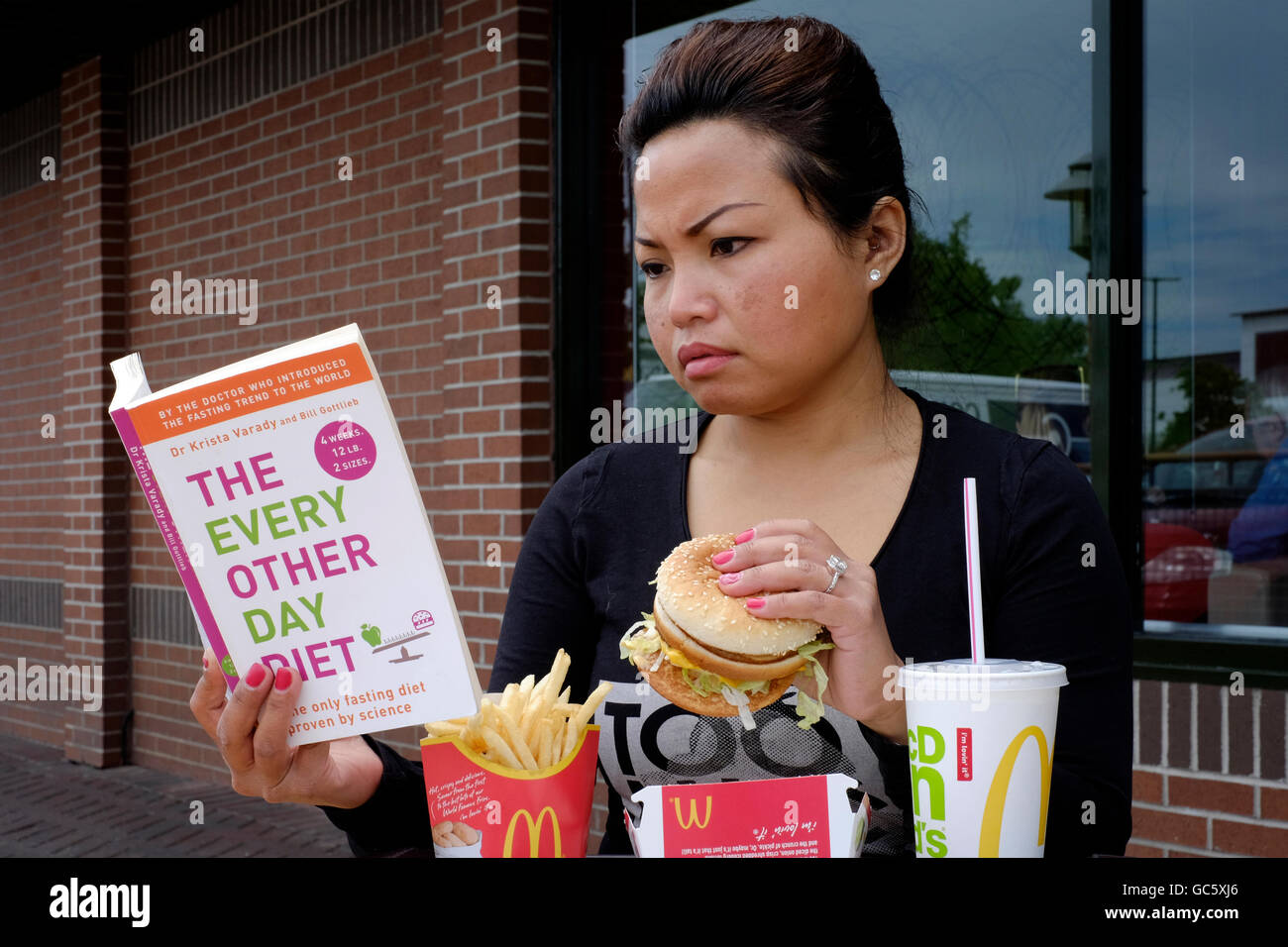 Female reading hi-res stock photography and images - Alamy