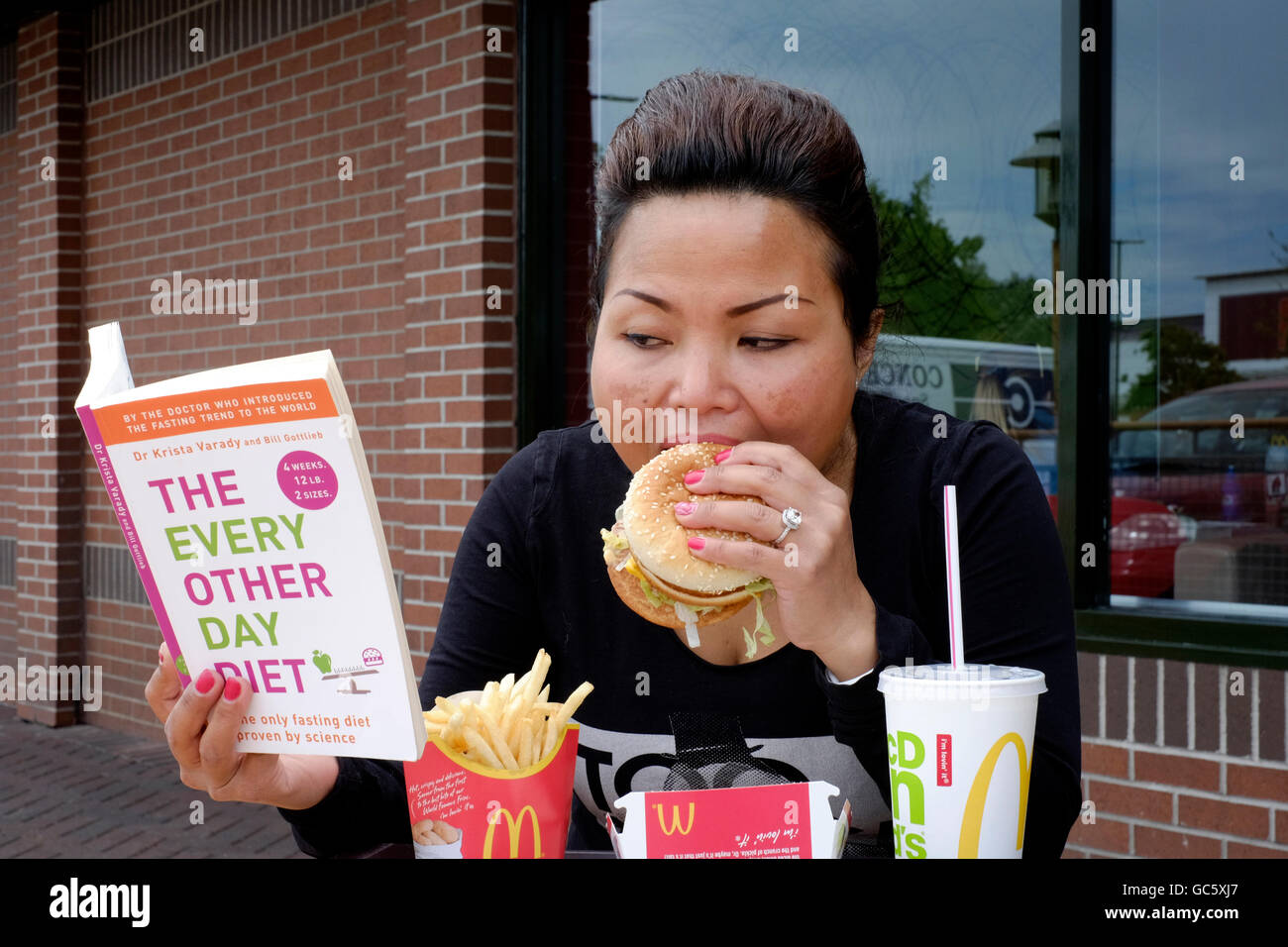 Female reading hi-res stock photography and images - Alamy