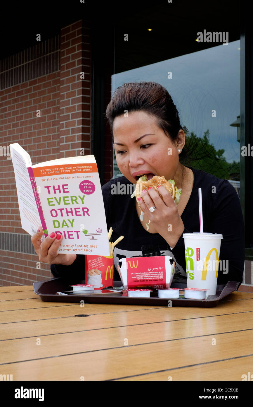 Female reading hi-res stock photography and images - Alamy