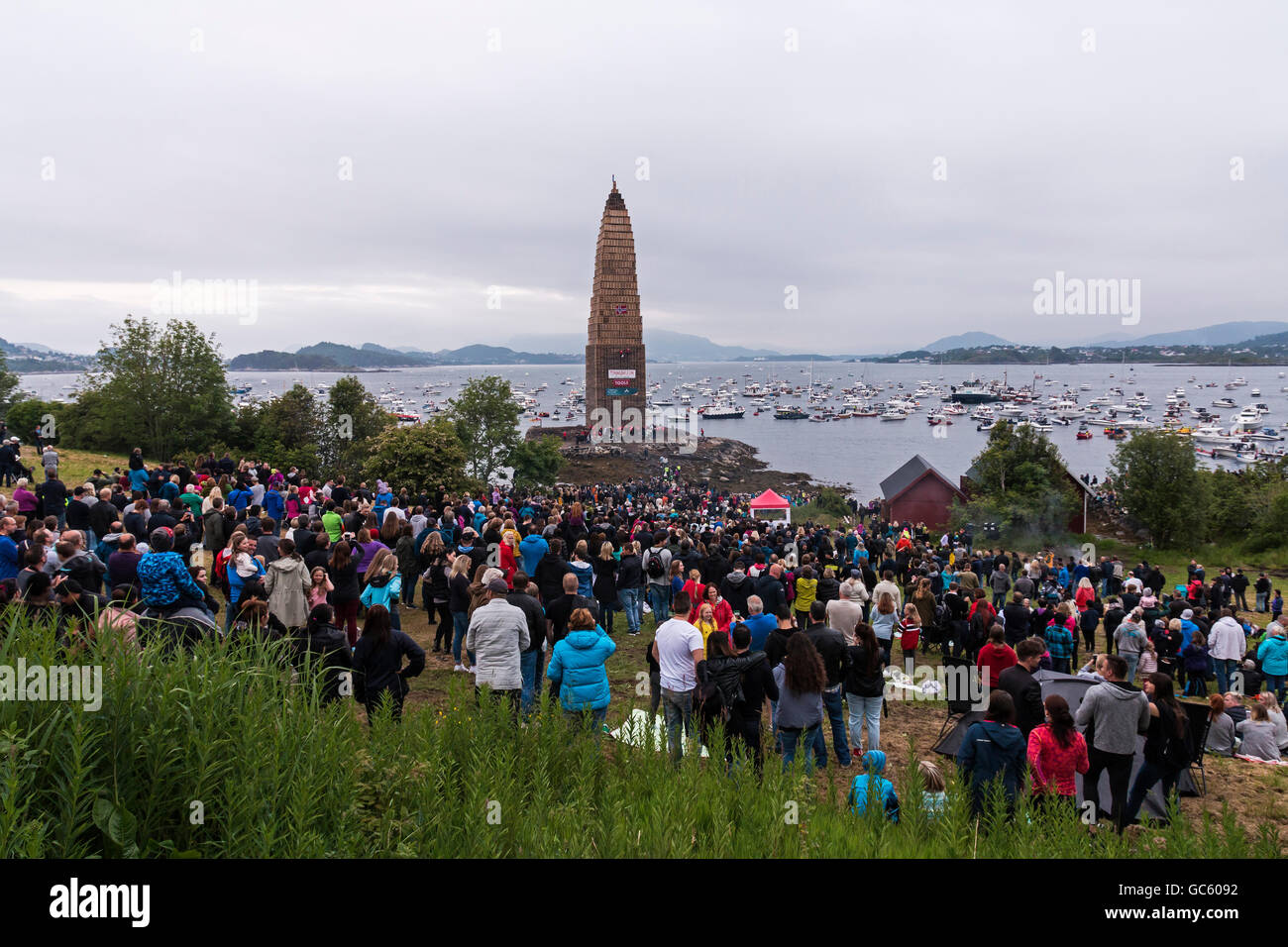 47,4 meter world record bonfire at Slinningen, Ålesund, Norway Stock ...