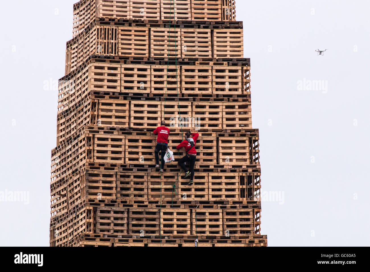Climbing 47,4 meter world record bonfire at Slinningen, Ålesund, Norway ...