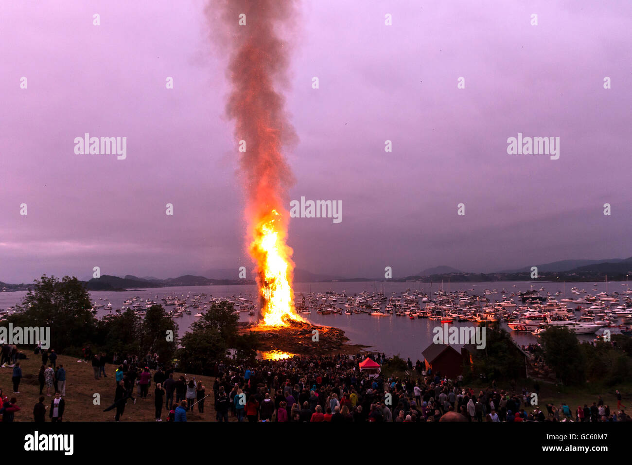 Watching 47,4 meter world record bonfire at Slinningen, Ålesund, Norway ...