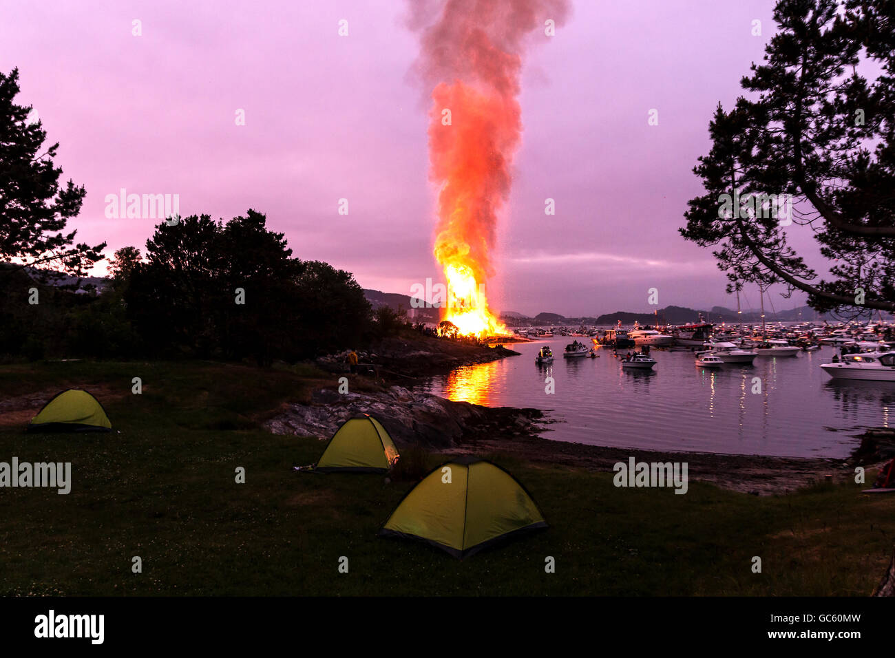 47,4 meter world record bonfire at Slinningen, Ålesund, Norway Stock ...