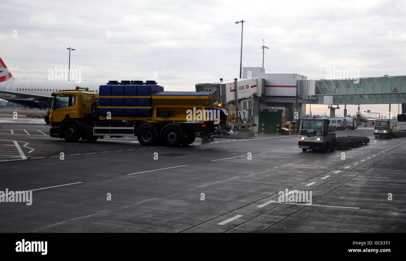 Preparations are made to deal with the snow at Heathrow Airport in ...