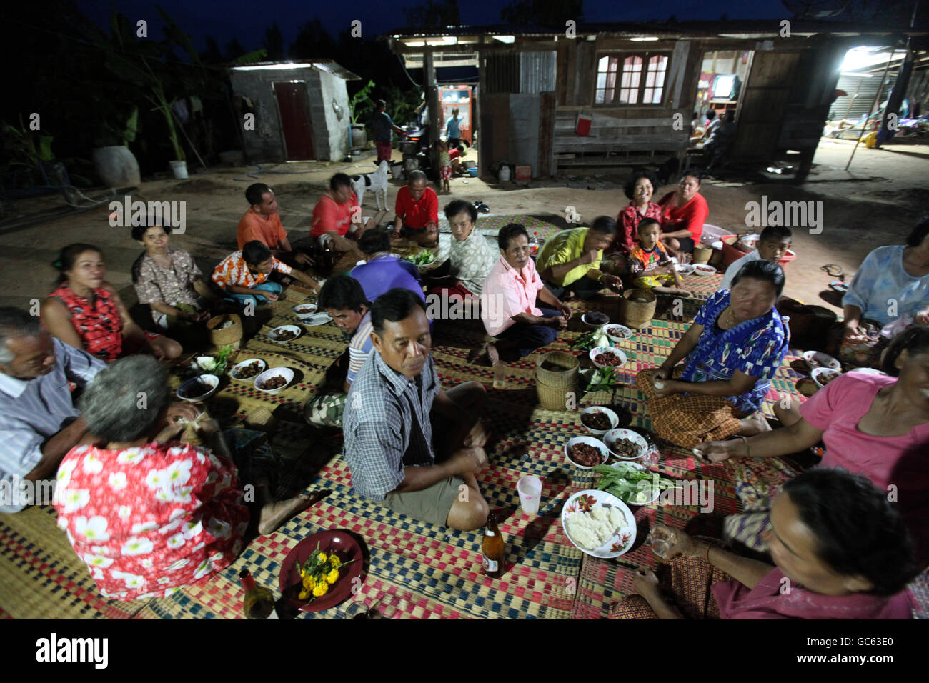 Thailand family village eating hi-res stock photography and images - Alamy